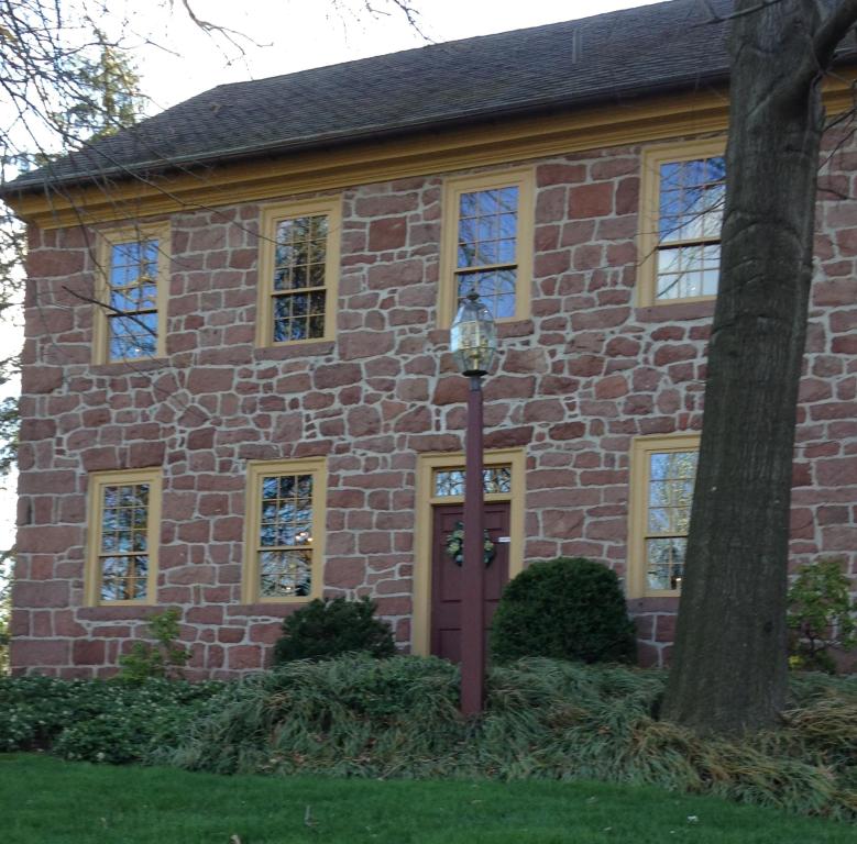 Brownstone Colonial Inn, Reinholds, PA - Booking.com