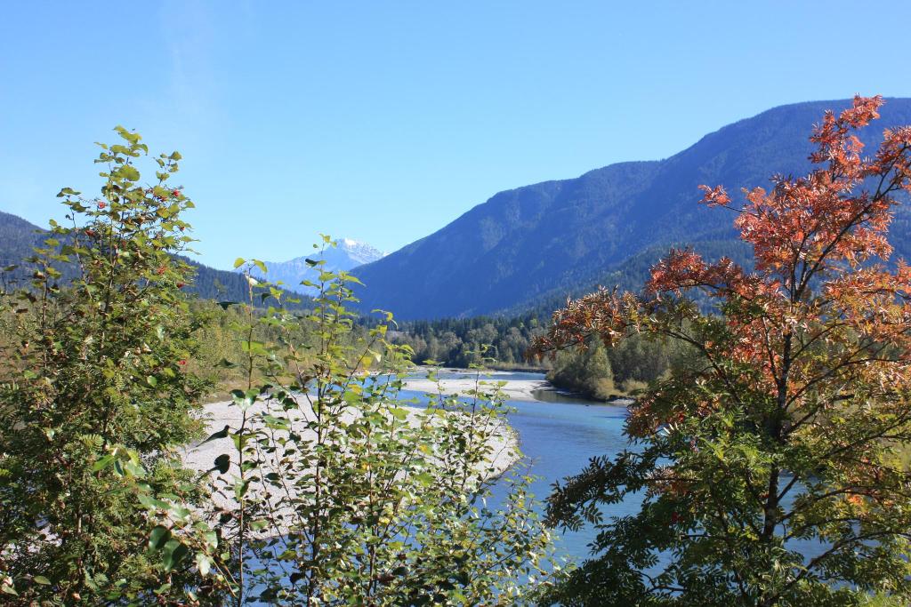 Hotel Three Valley Lake Chateau, Revelstoke, Canada - Booking.com